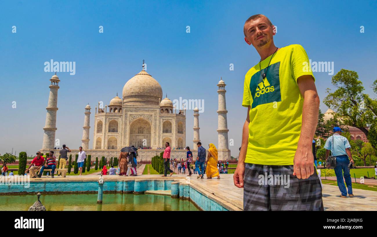 Traveler and tourist poses in front of the famous Taj Mahal in Agra ...