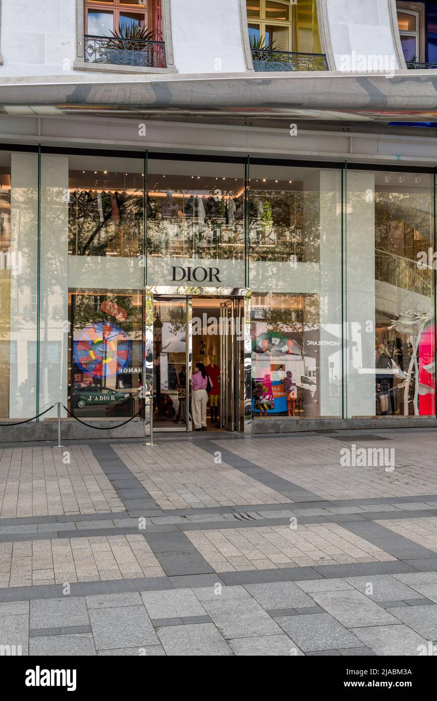 Luxury store and tourist at the Champs-Élysées street in Paris Stock ...