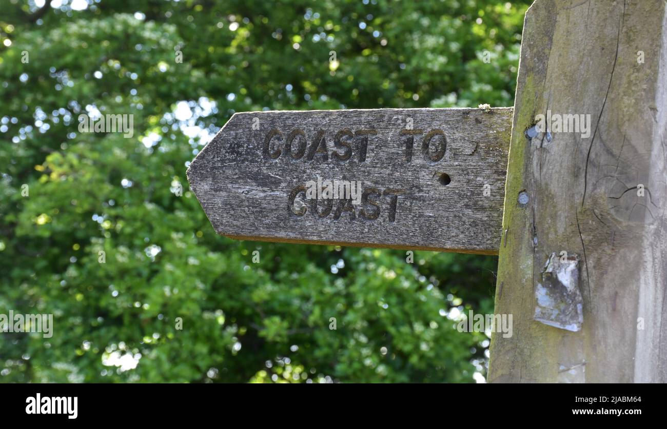 Wood coast to coast signage for walkers showing the way Stock Photo - Alamy