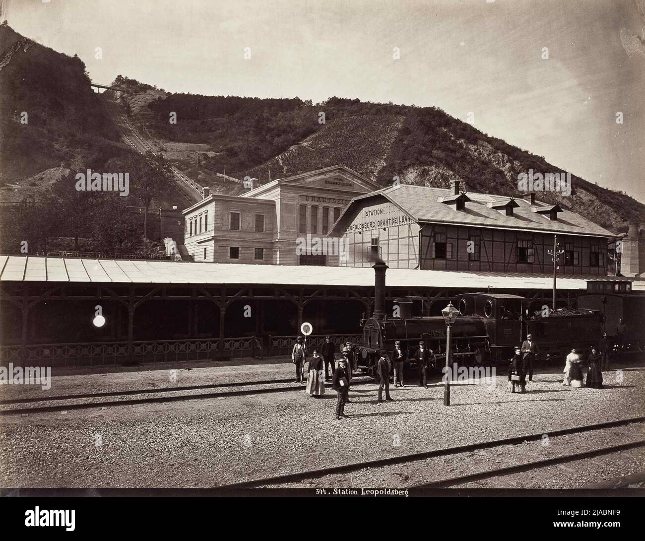 19th, wire cable car to the Leopoldsberg, valley station and station ...