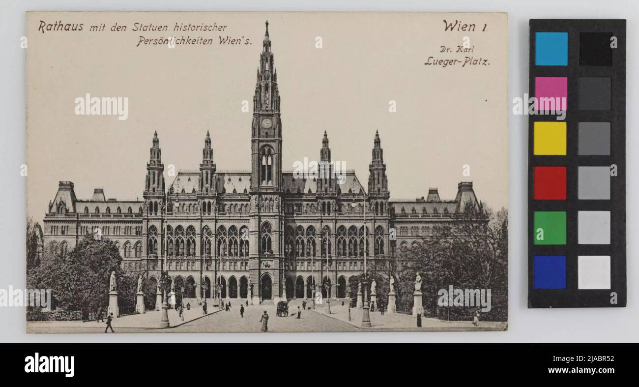 City hall with the statues of historical personalities in Vienna ...