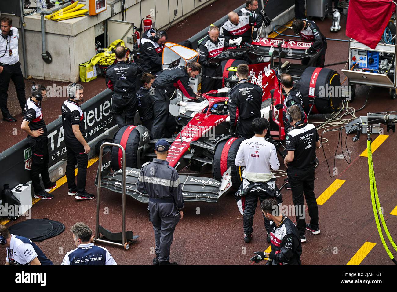 24 ZHOU Guanyu (chi), Alfa Romeo F1 Team ORLEN C42, ambiance red flag ...