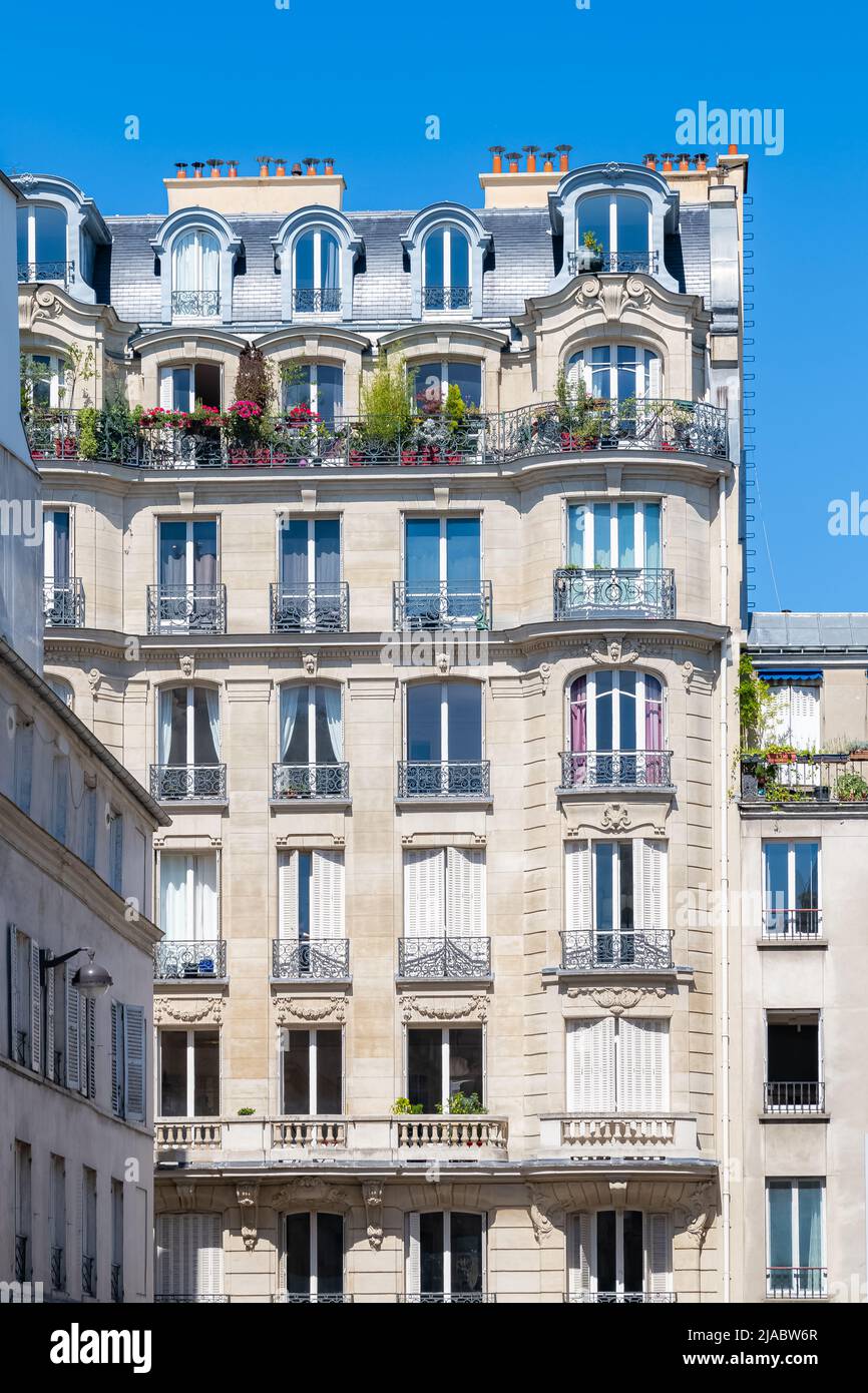Paris, typical facade boulevard Magenta, beautiful building, with old ...