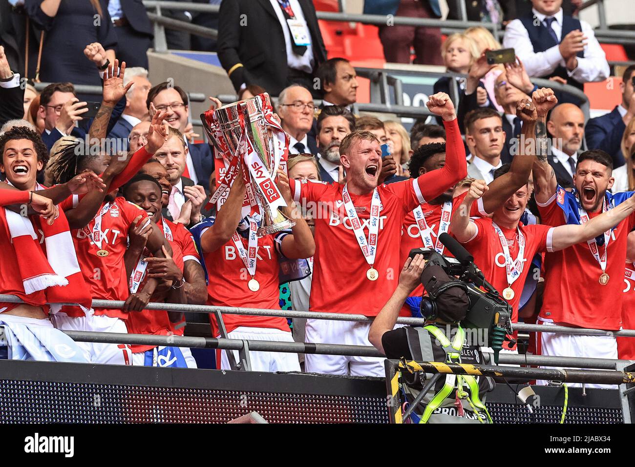 Nottingham Forest lift the cup Stock Photo - Alamy