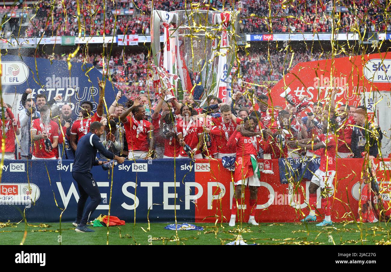 Nottingham forest team celebrate with the trophy hi-res stock ...