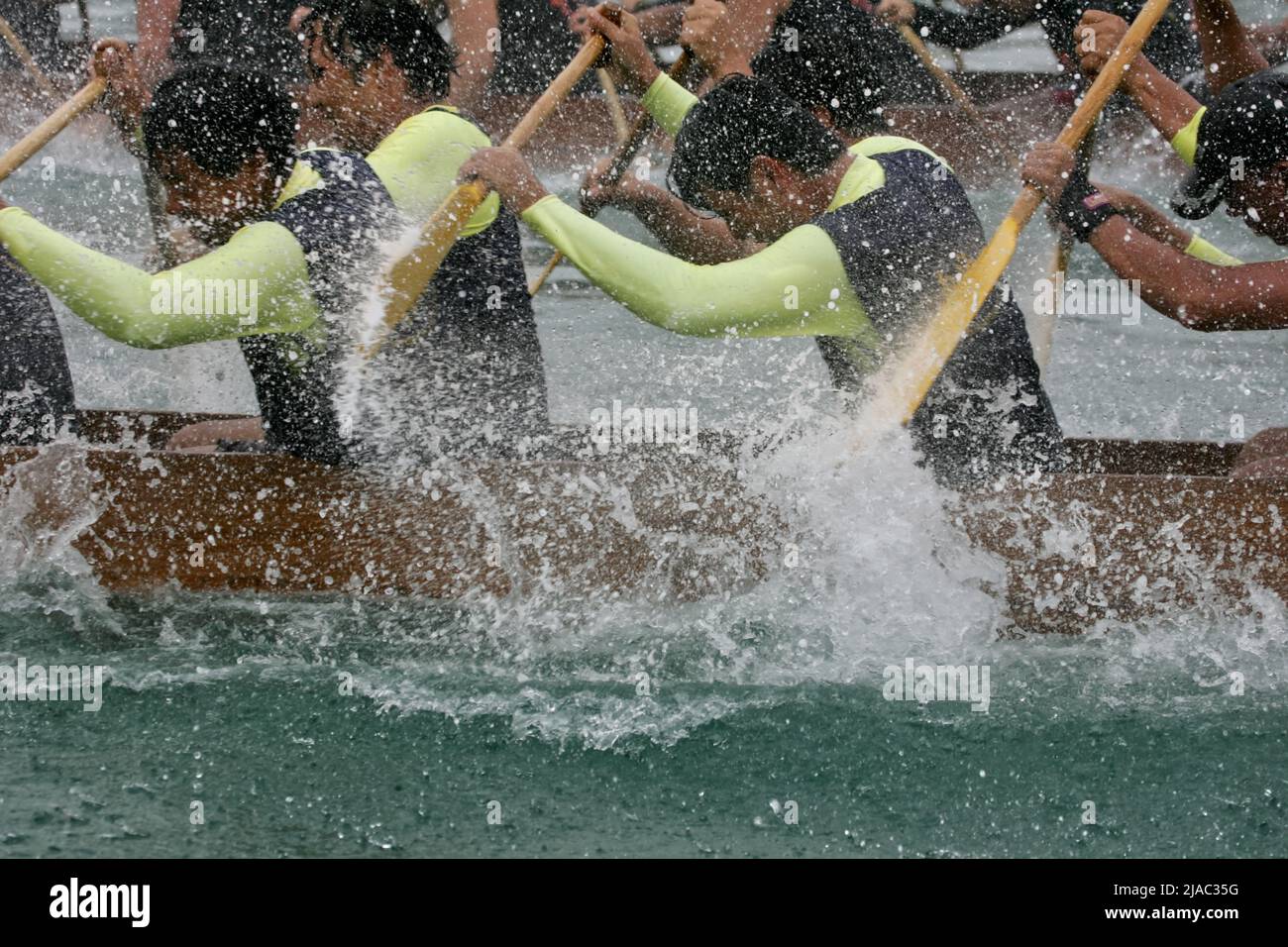 dragon boat paddles splashing the water Stock Photo - Alamy