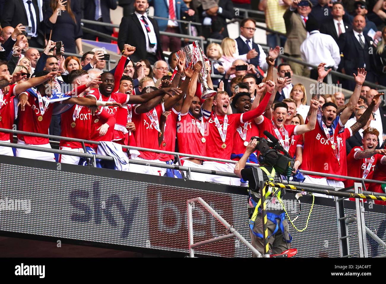 Nottingham Forest's Lewis Grabban (centre) lifts the trophy with team ...