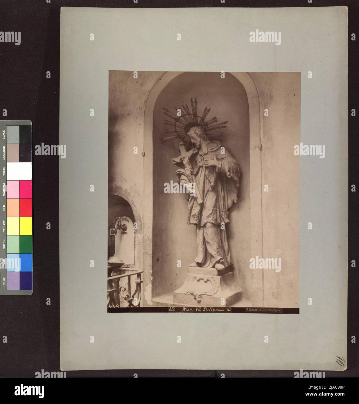 7., Stiftgasse 10 - "Zur St. Vinzenz" - Court view - niche figure of St ...