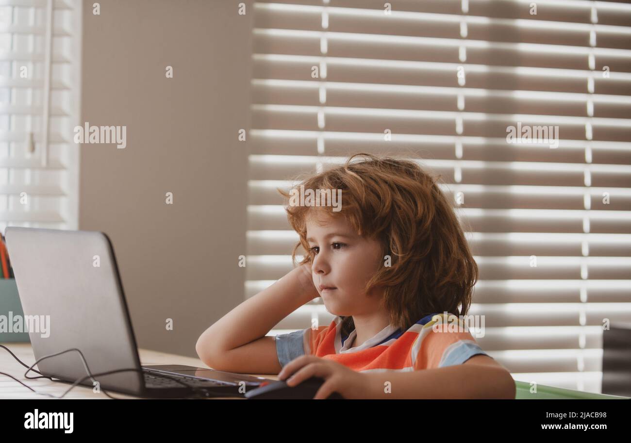 Children with devices in school hi-res stock photography and images - Alamy