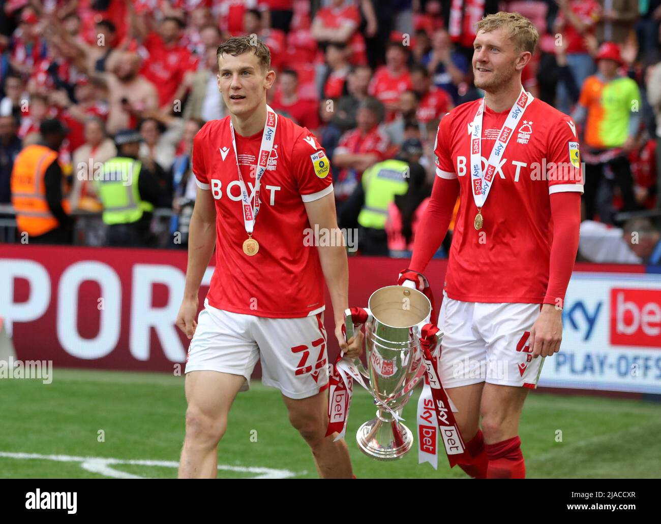 Nottingham forest team celebrate with the trophy hi-res stock ...