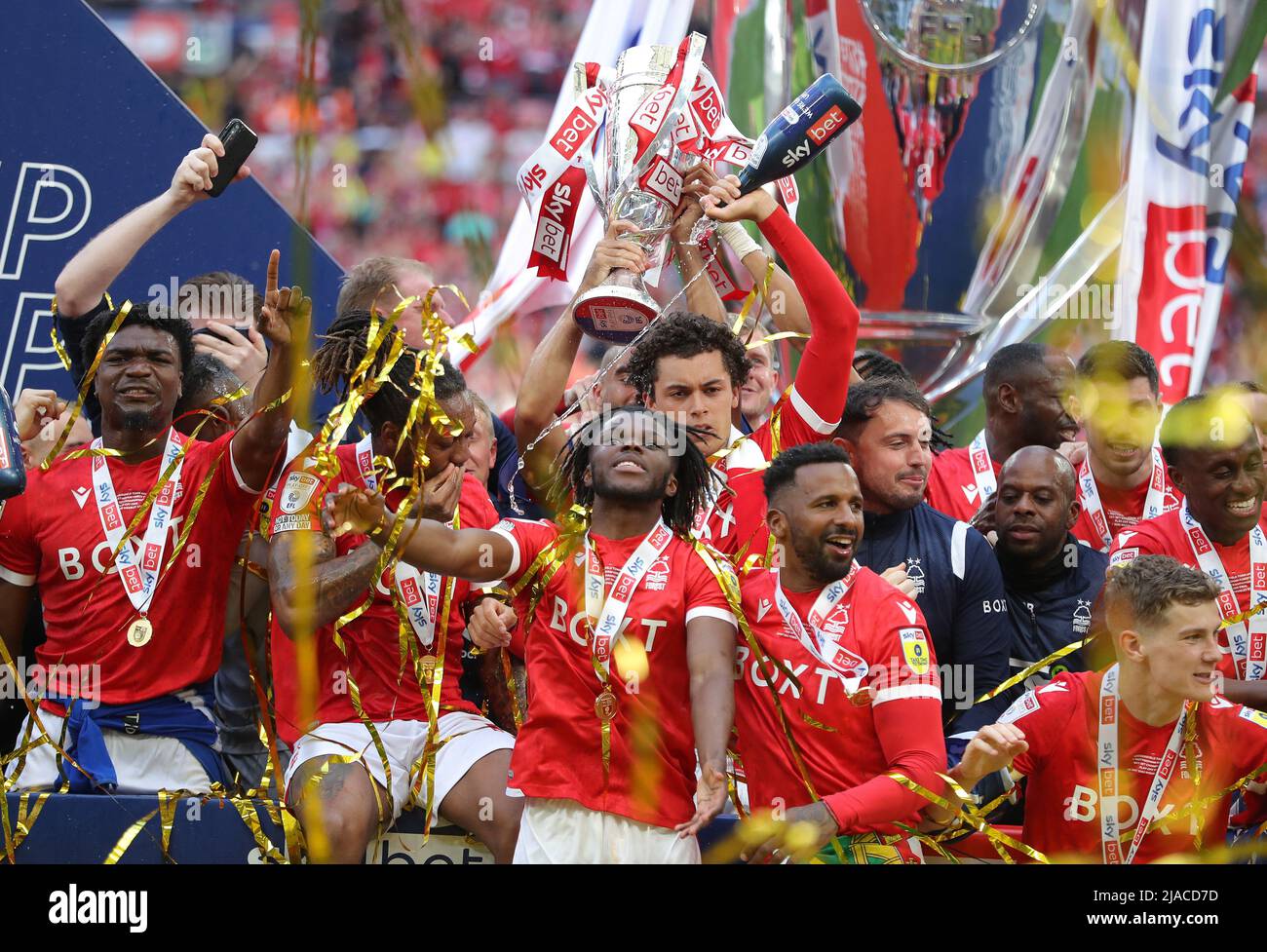 Nottingham forest team celebrate with the trophy hi-res stock ...