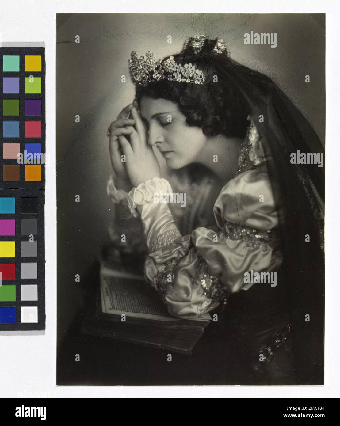 Else Wohlgemuth as "Maria Stuart"; Role picture from "Maria Stuart" by ...