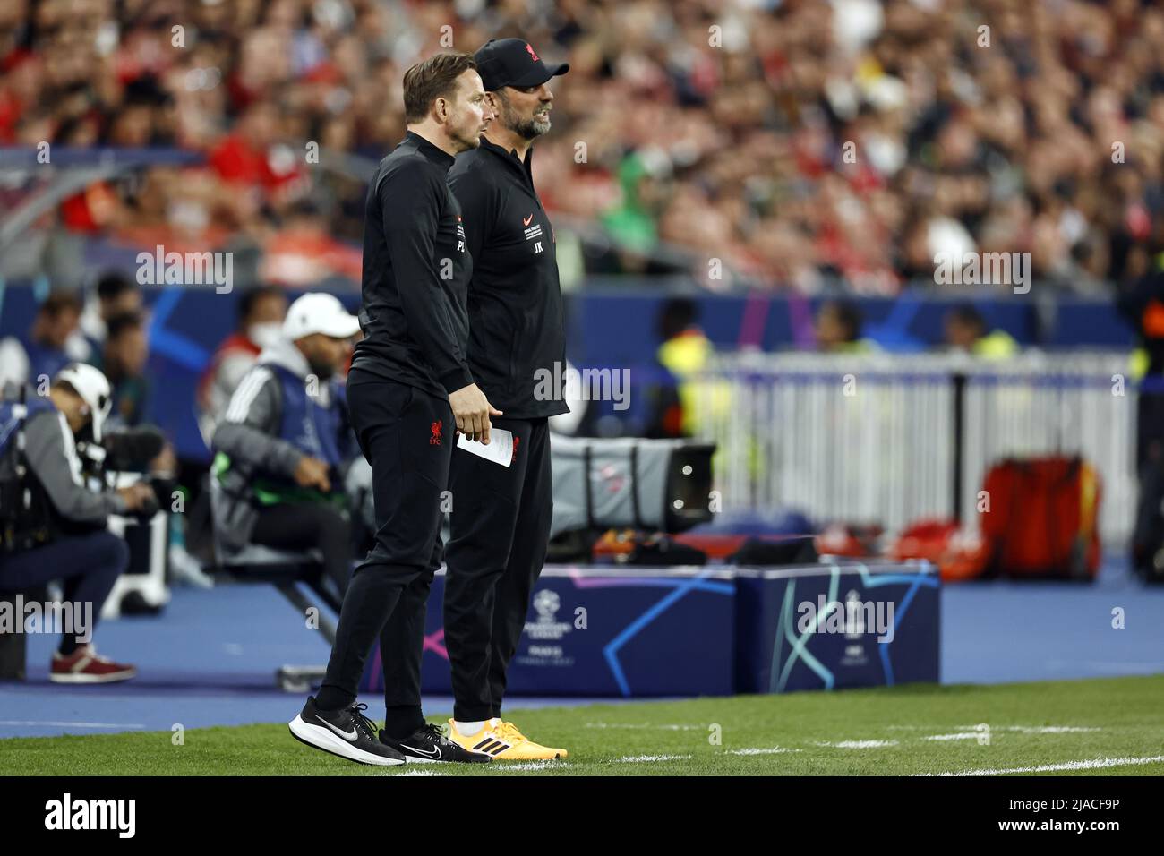 PARIS - (LR) Liverpool FC assistant coach Pepijn Lijnders, Liverpool FC ...