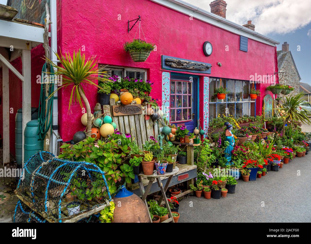 Colourful shop front hi-res stock photography and images - Alamy