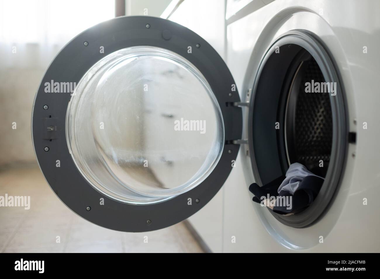 Washing machine door hi-res stock photography and images - Alamy
