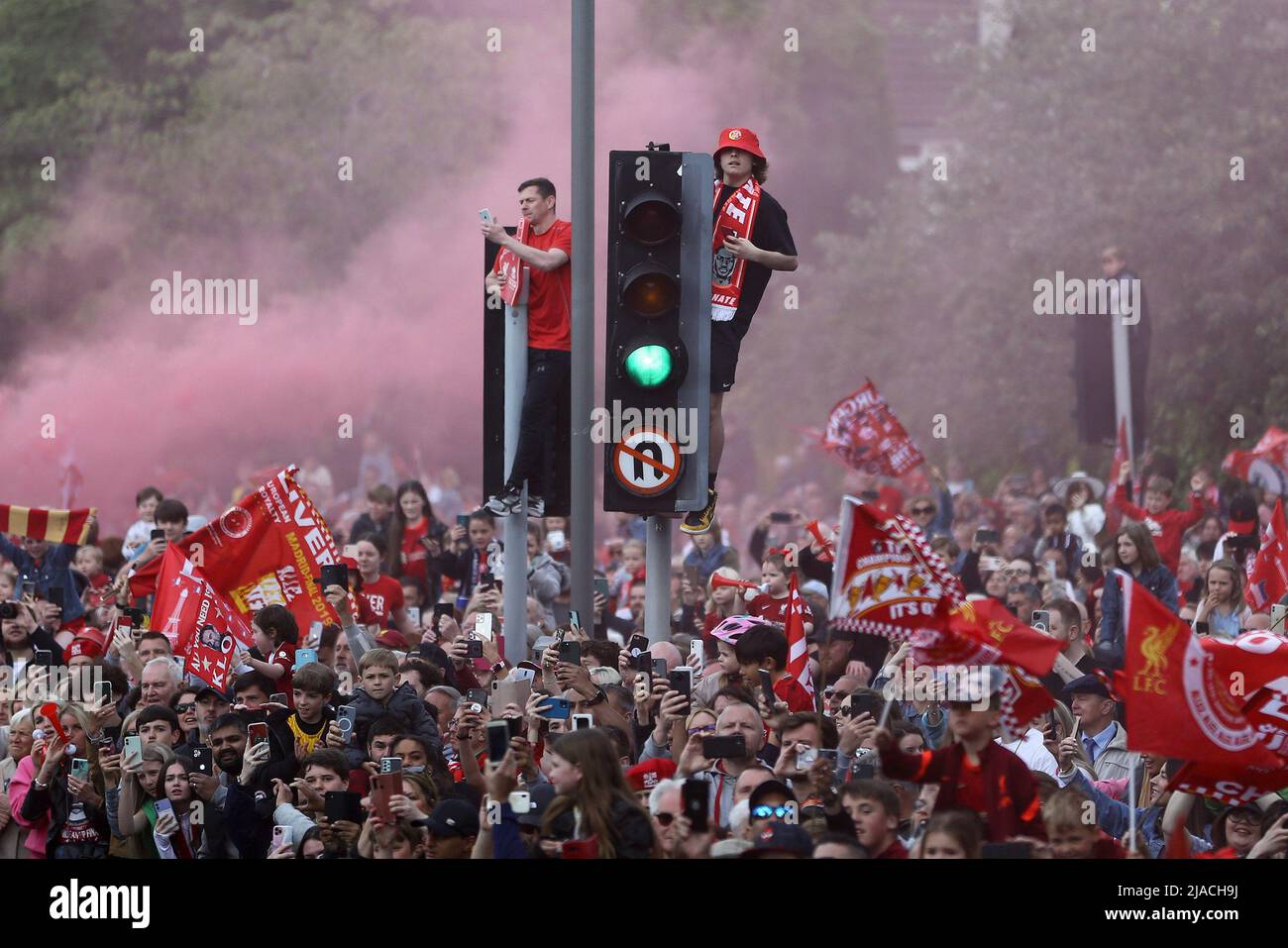 Liverpool, UK. 29th May, 2022. Liverpool fans waiting for the team bus ...