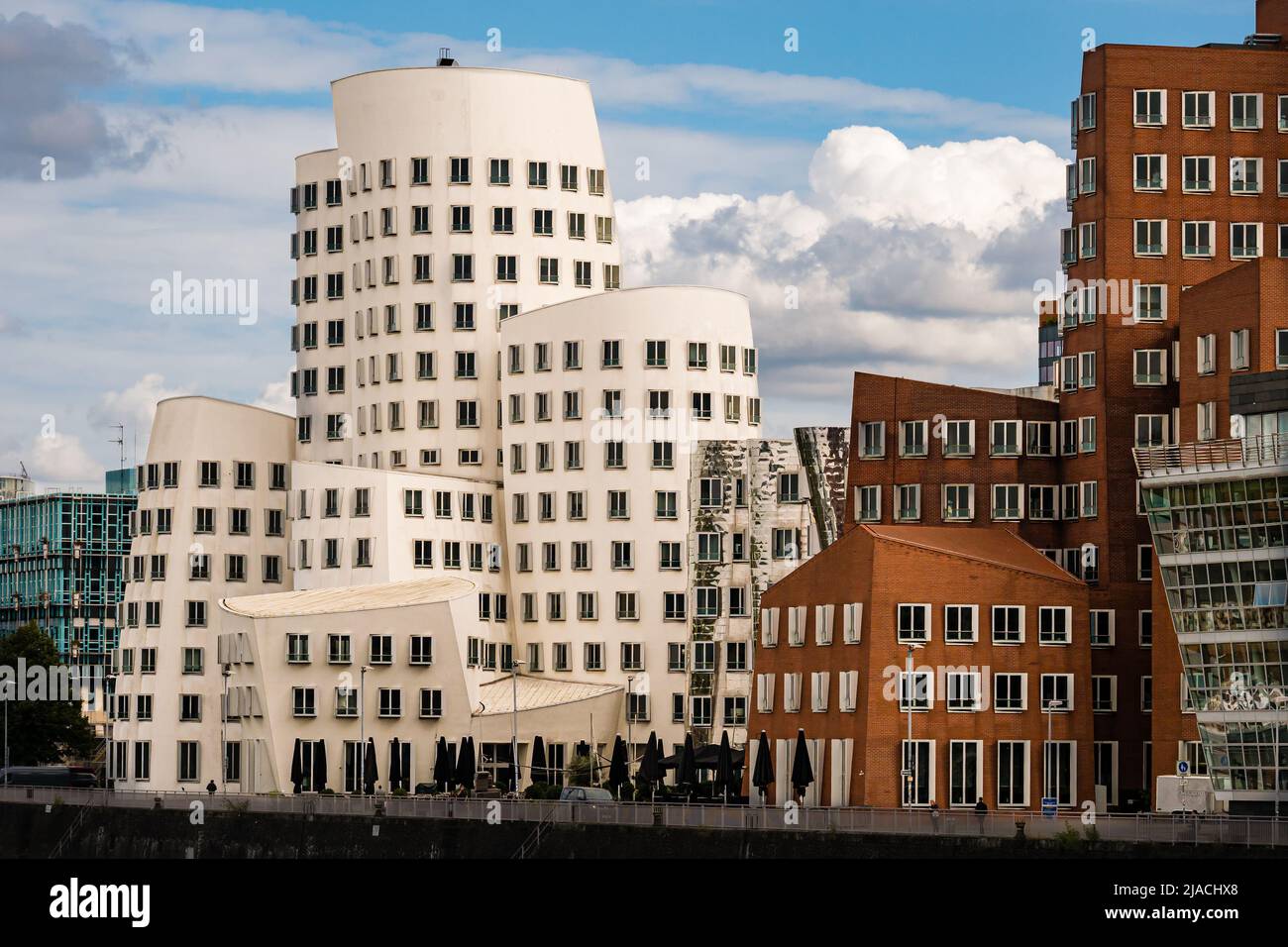 Modern building curved facade hi-res stock photography and images - Alamy