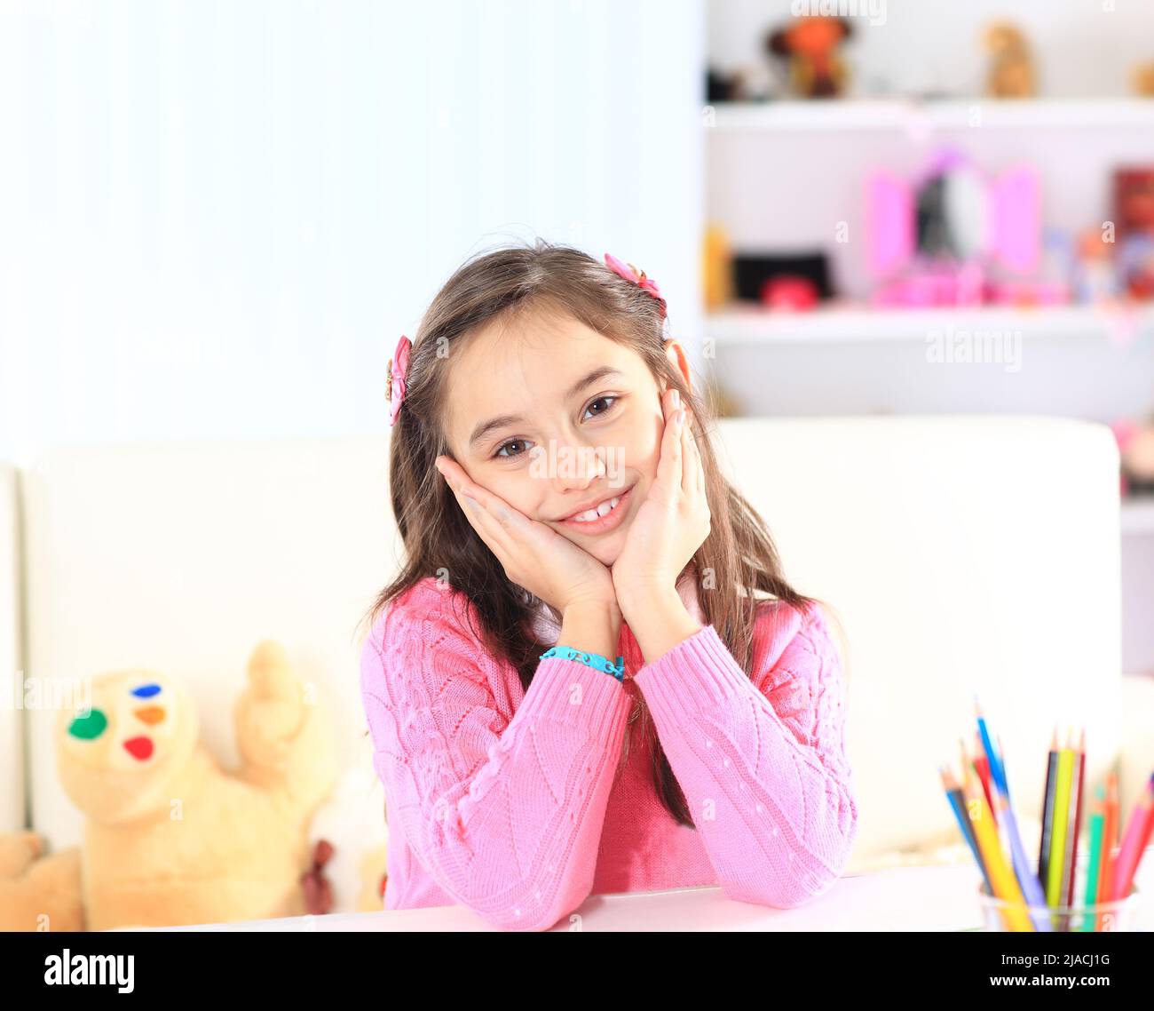 Beautiful girl draws Stock Photo - Alamy