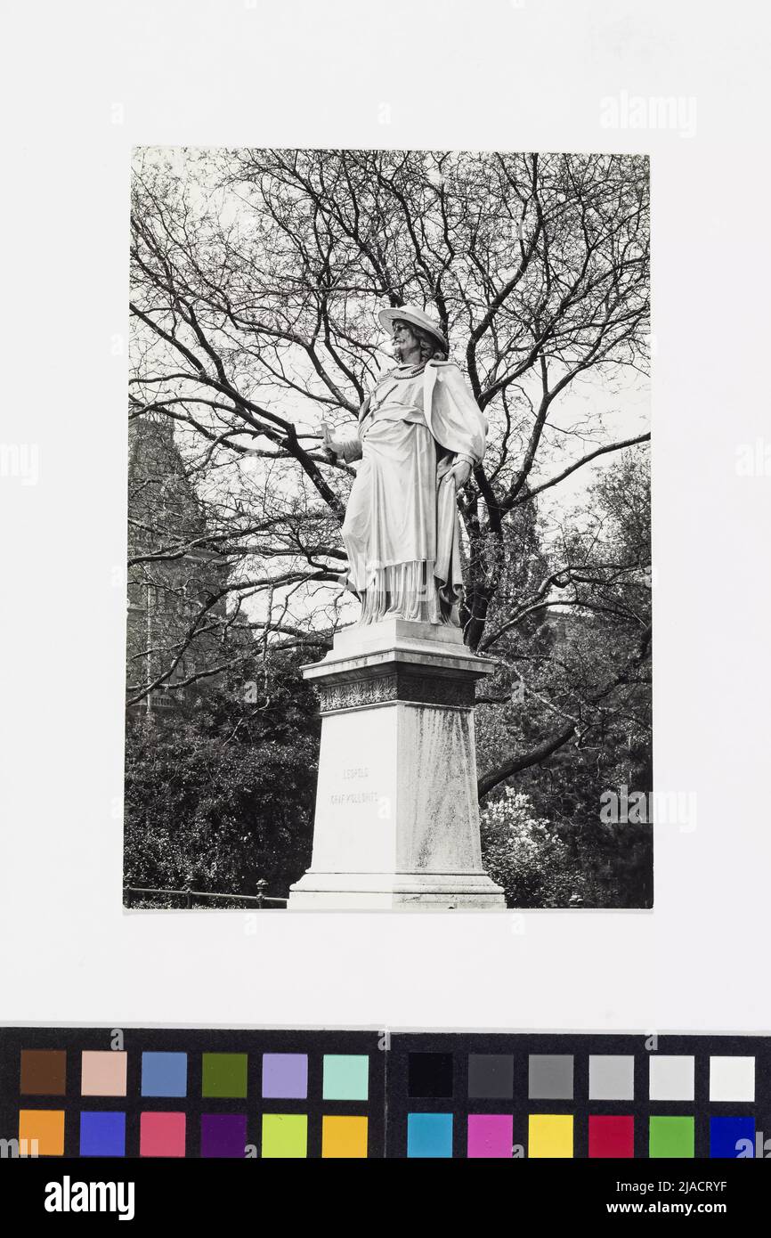 1st, Rathausplatz - Elisabethbrücken statues - Collonal monument. Bruno Reiffenstein (1869-1951 ...