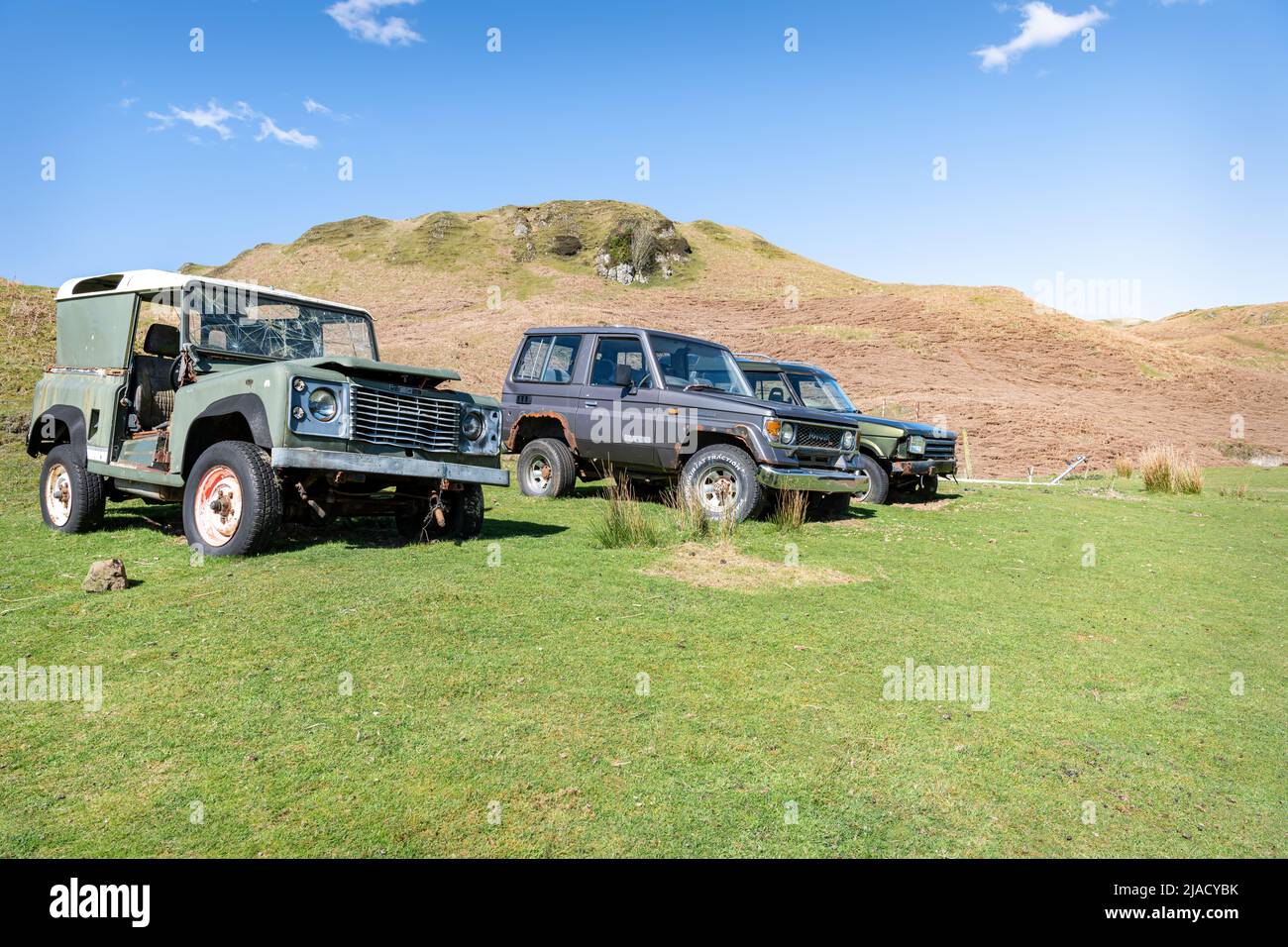 Abandoned wreck car 4x4 hi-res stock photography and images - Alamy