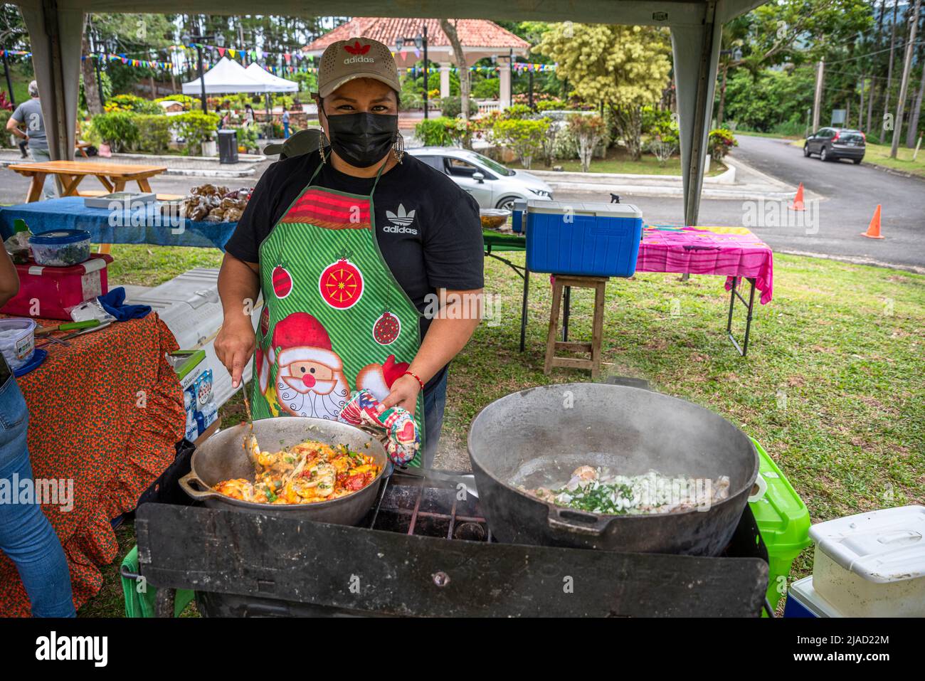 Lady preparing food in a local market Stock Photo - Alamy