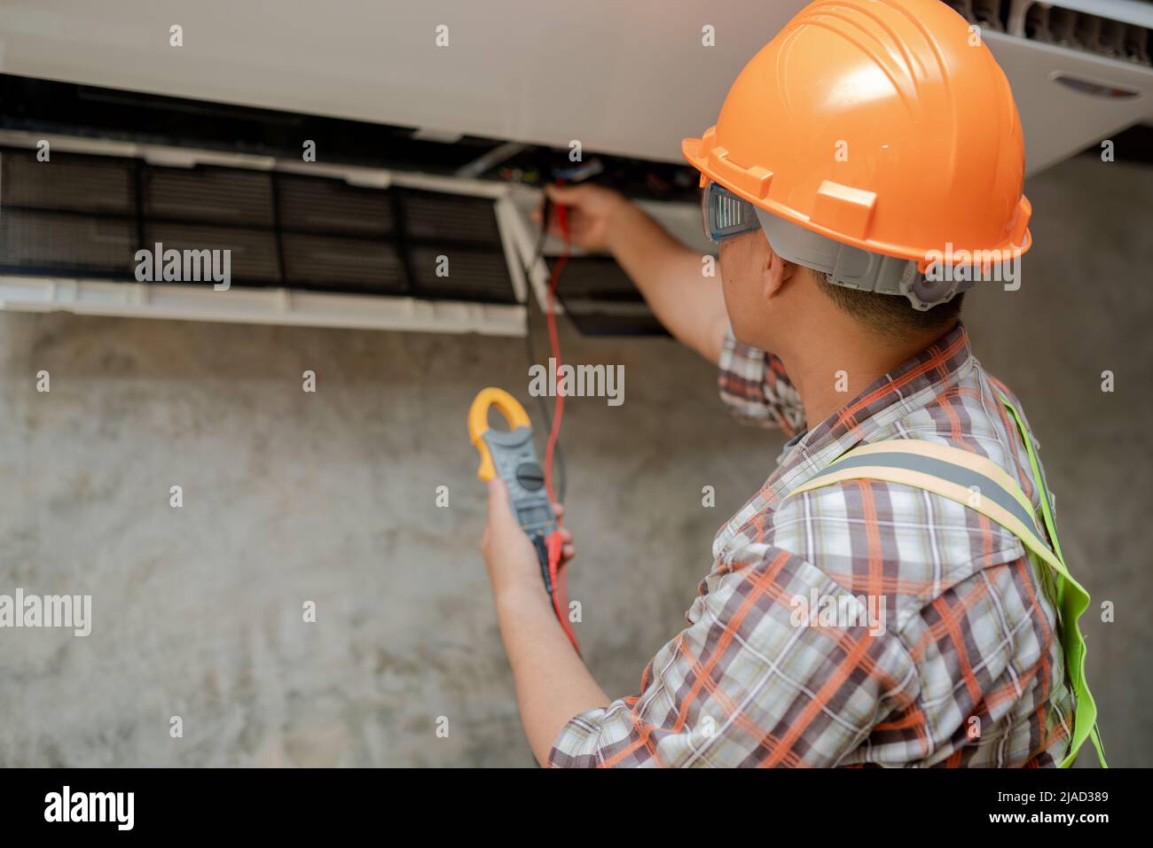 Installing installation hi-res stock photography and images - Alamy