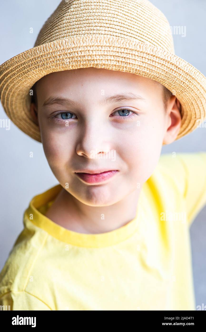Boys wearing straw hat hi-res stock photography and images - Alamy