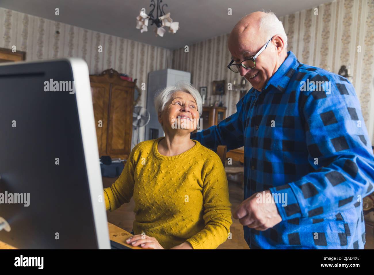 Elderly computer learning hi-res stock photography and images - Alamy