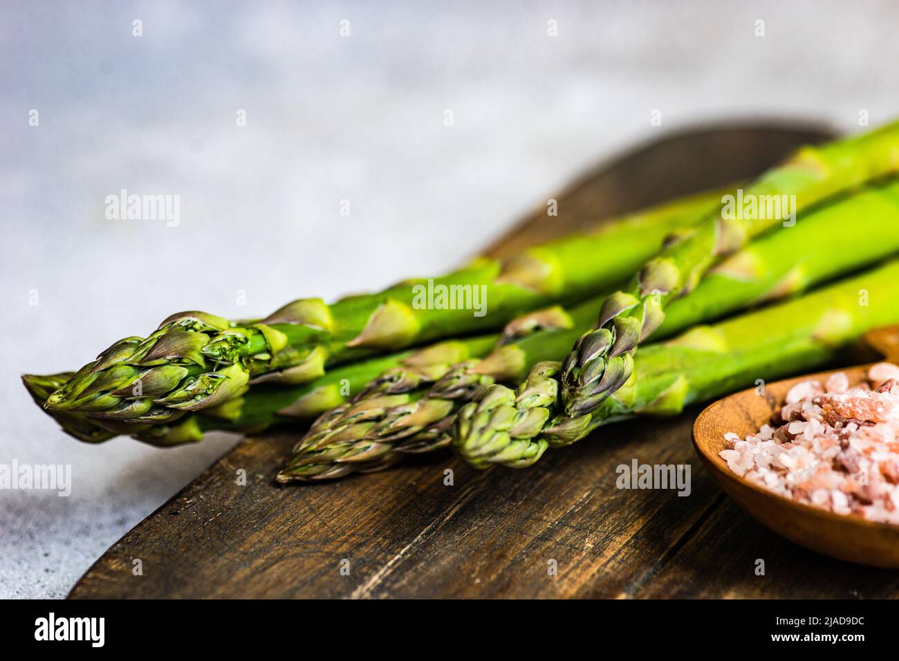 Board himalayan pink salt hi-res stock photography and images - Alamy