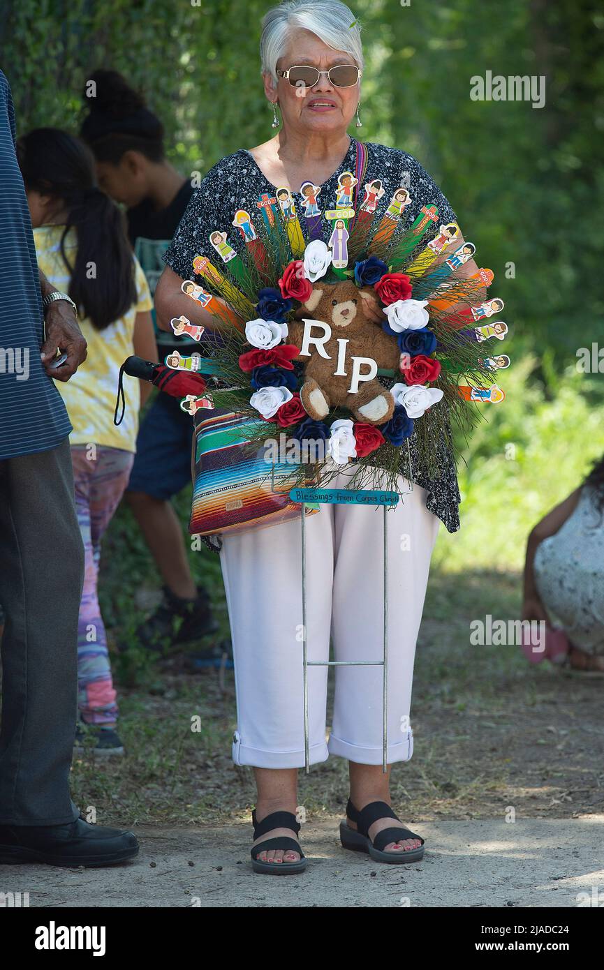 May 29, 2022: A resident stands in line to give their respects to the ...