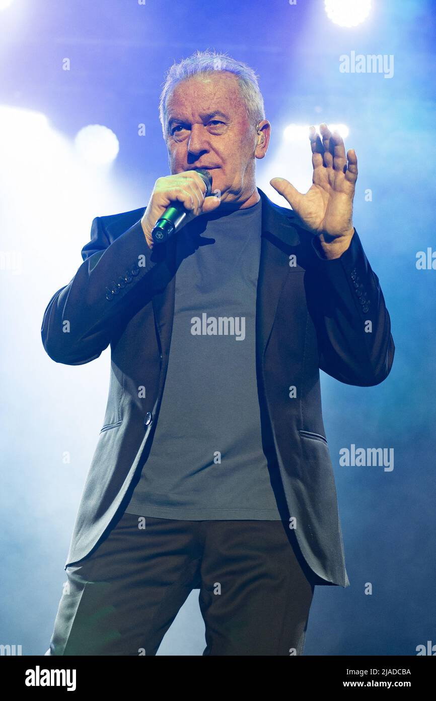 Singer victor manuel dutante hi-res stock photography and images - Alamy