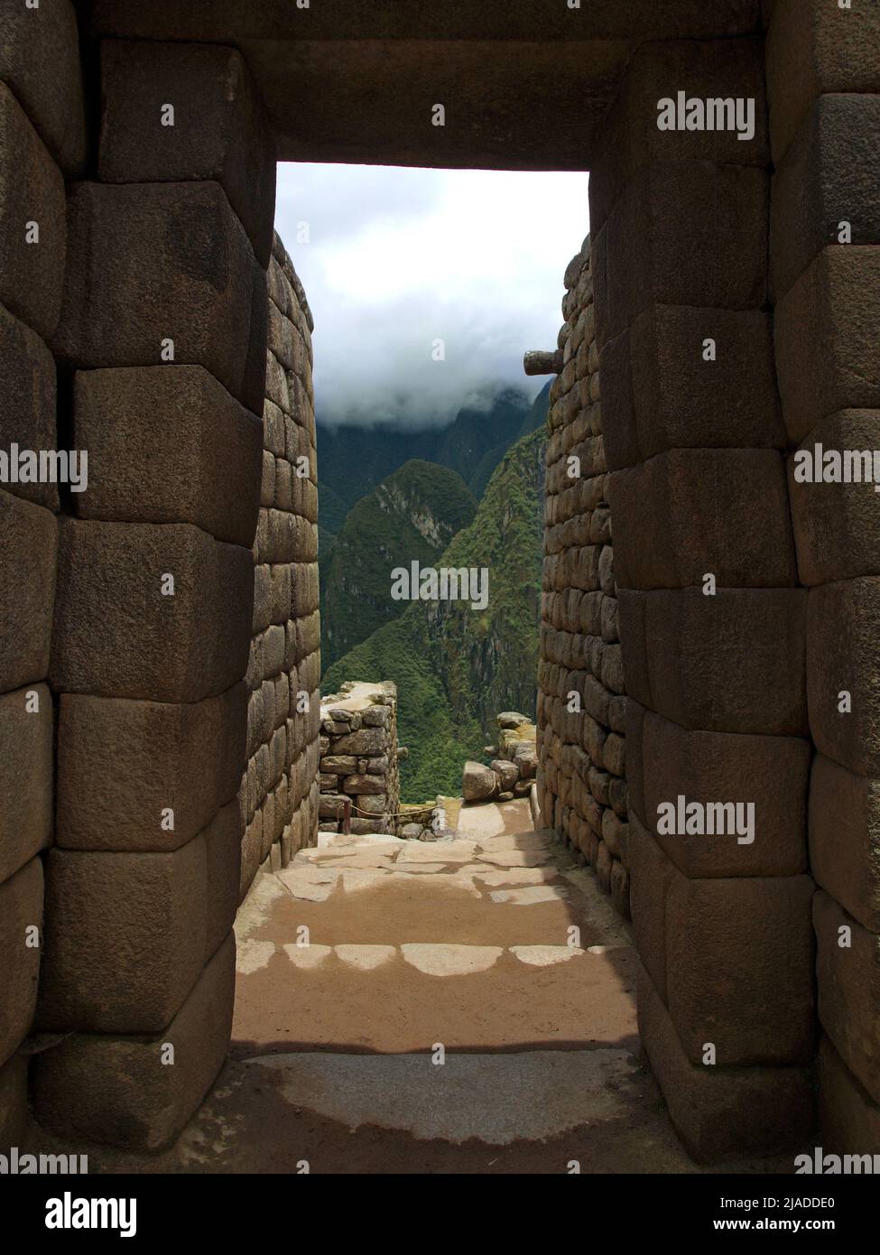 Stone Inca door, buildings at Machu Picchu ruins Stock Photo - Alamy