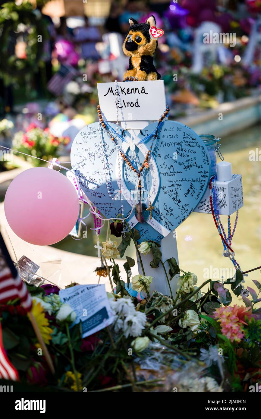 Uvalde, Texas, USA. 28th May, 2022. A cross memorial for Makenna Lee ...