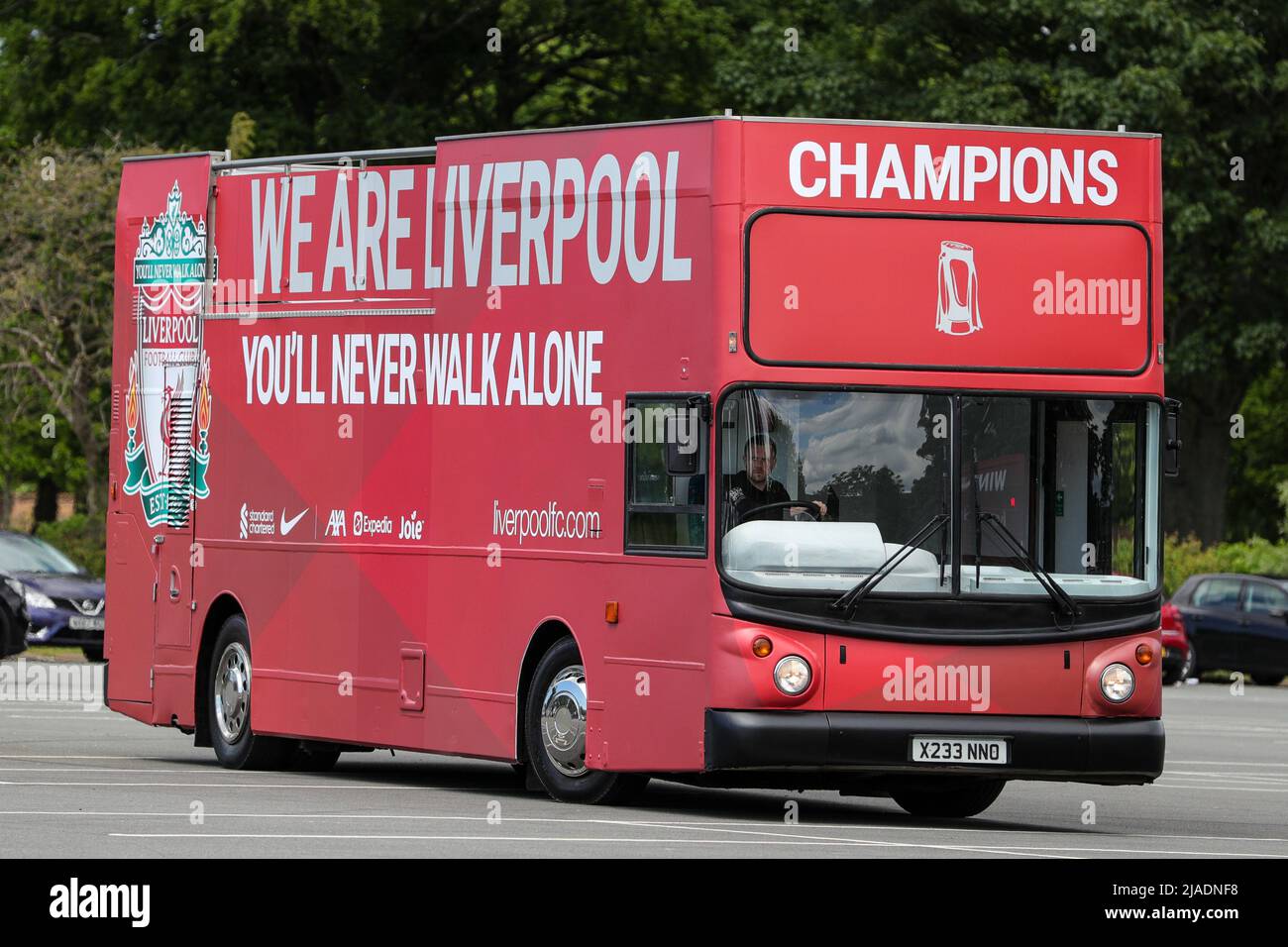 Bus arrives hi-res stock photography and images - Alamy