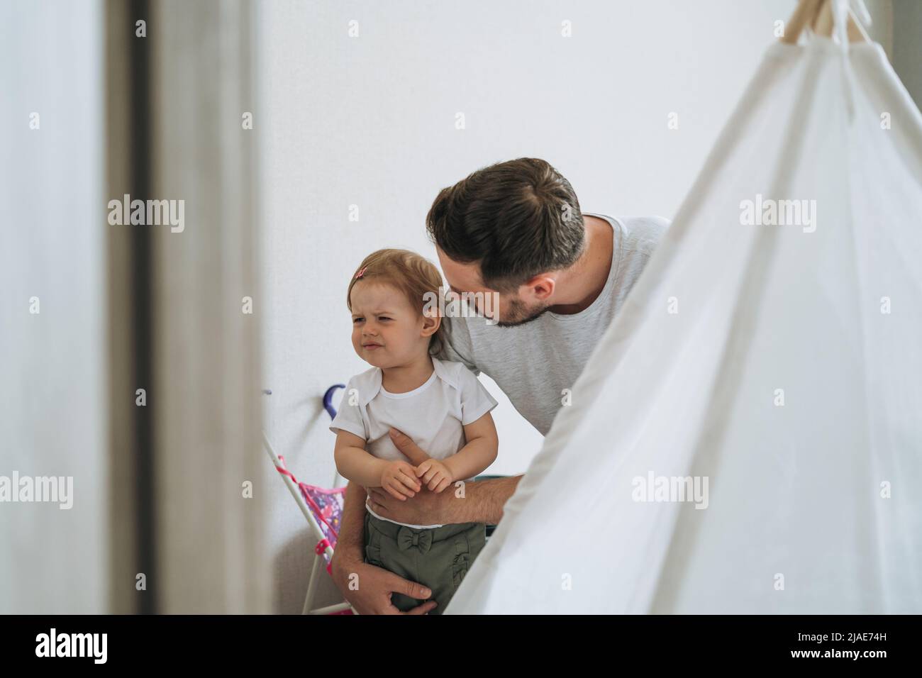 Children crying dad hi-res stock photography and images - Alamy