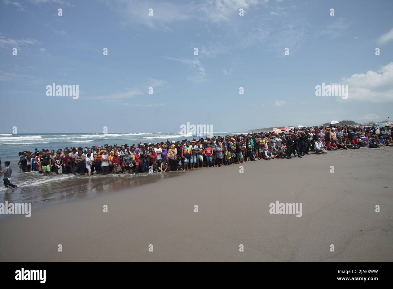 Javanese residents held Labuhan Hondodento rituals at Parangkusumo ...