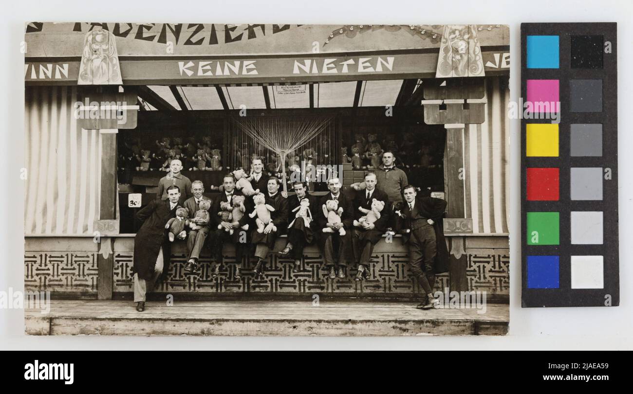 Pulling the thread hi-res stock photography and images - Alamy