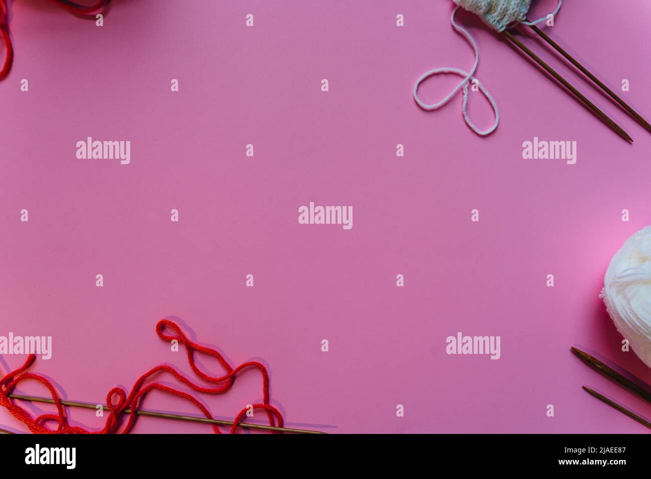 knitting needles on pink background Stock Photo - Alamy