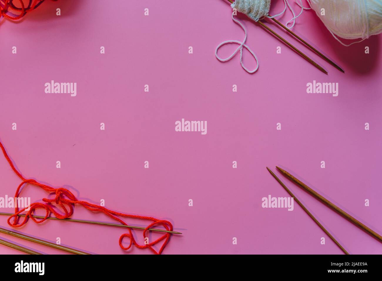 knitting needles on pink background Stock Photo - Alamy