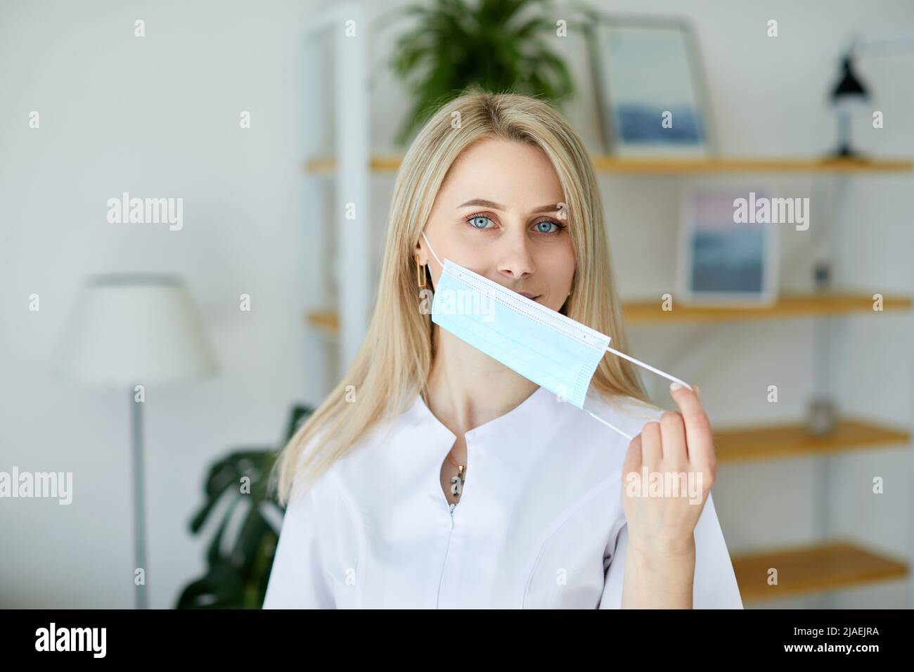 Proper mask wearing hi-res stock photography and images - Alamy