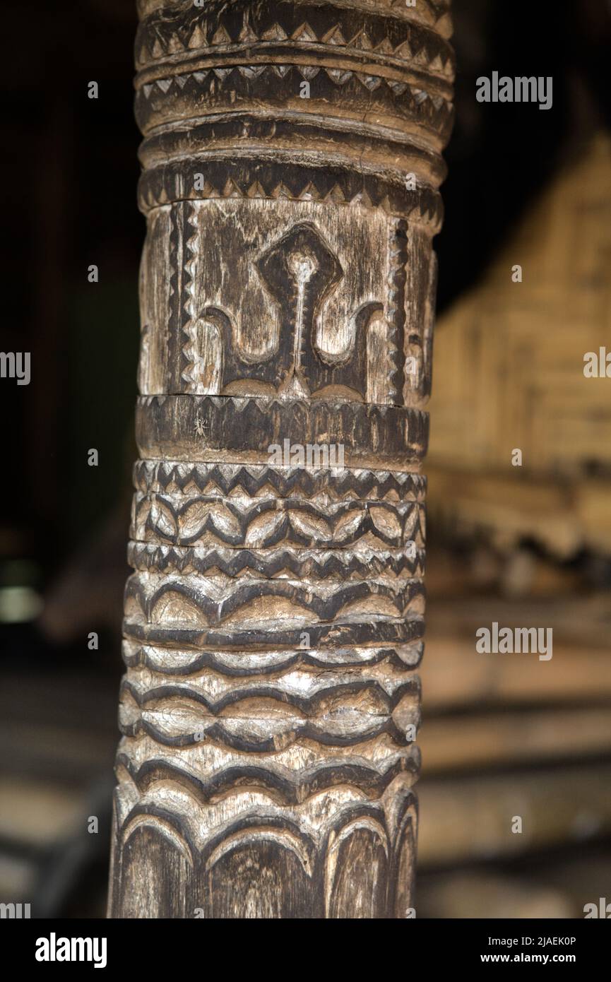 Wooden post with decorative carvings in Pero, Pero Batang villlage ...