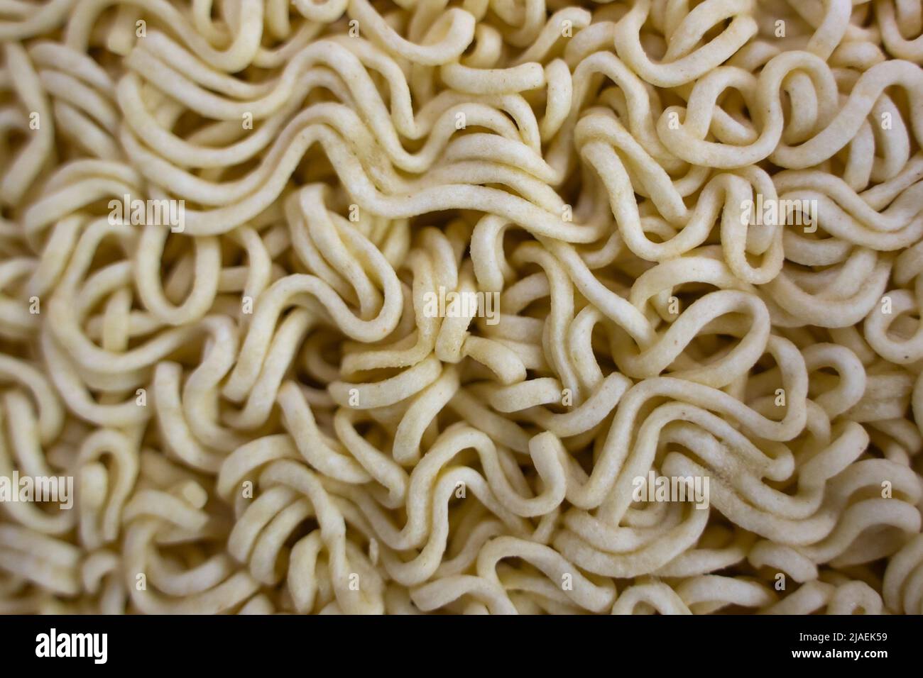 Instant dry noodles texture. Unhealthy fast food Stock Photo - Alamy