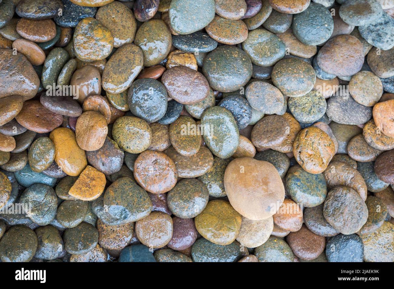 Wet rock river texture background Stock Photo - Alamy