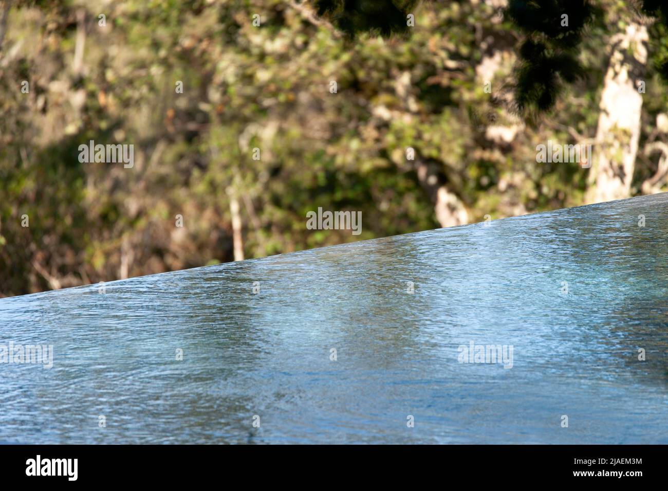 Edge of rippling infinity pool Stock Photo - Alamy