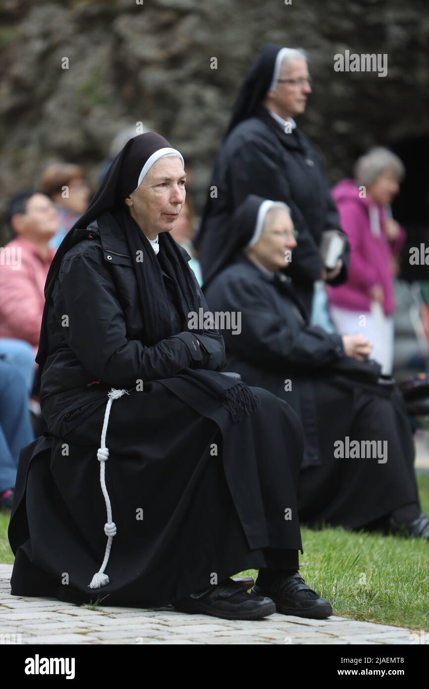 29 May 2022, Thuringia, Dingelstädt: Faithful women participate in the ...
