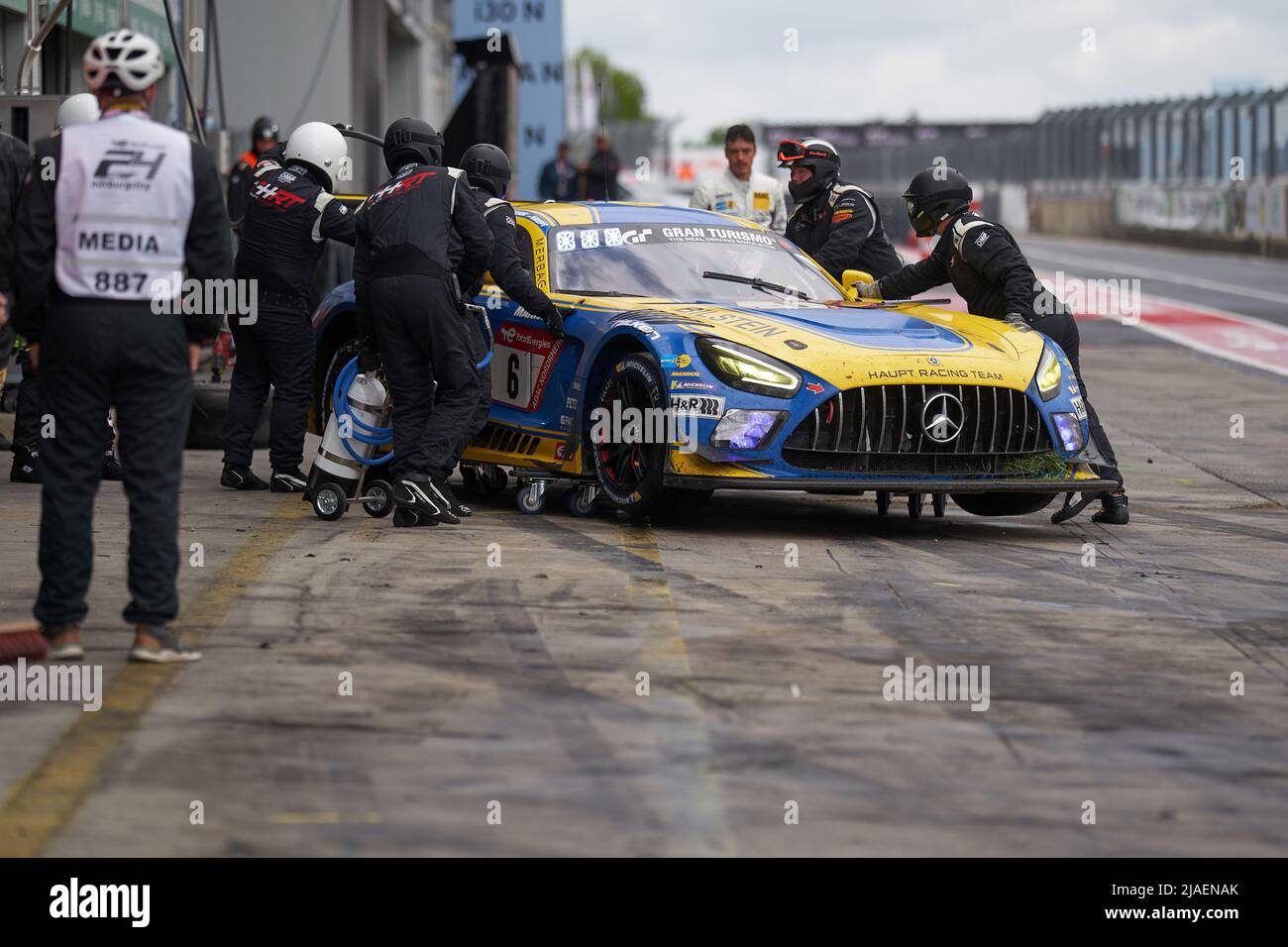 29 May 2022, Rhineland-Palatinate, Nürburg: Mechanics push the AMG Team ...
