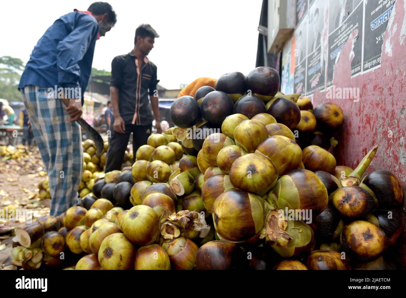 Dhaka fruits market hi-res stock photography and images - Alamy