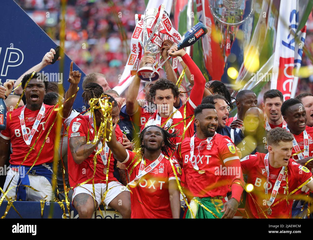 Nottingham forest team celebrate with the trophy hi-res stock ...