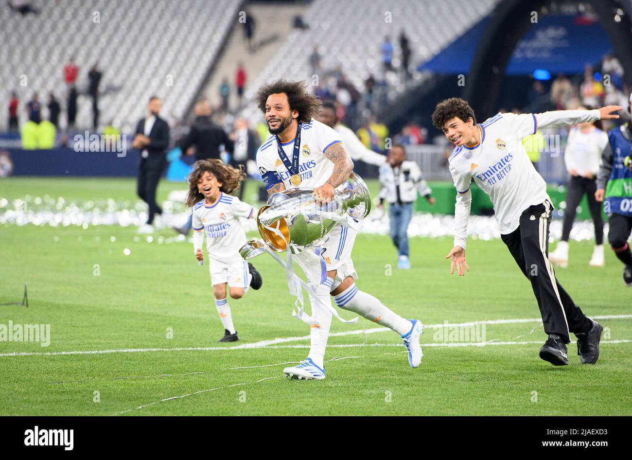 MARCELO (Real) runs across the field with the trophy and children ...