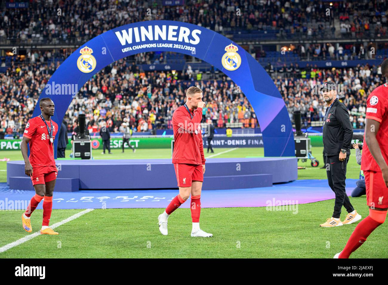 left to right Sadio MANE (LFC), Jordan HENDERSON (LFC), coach Juergen ...